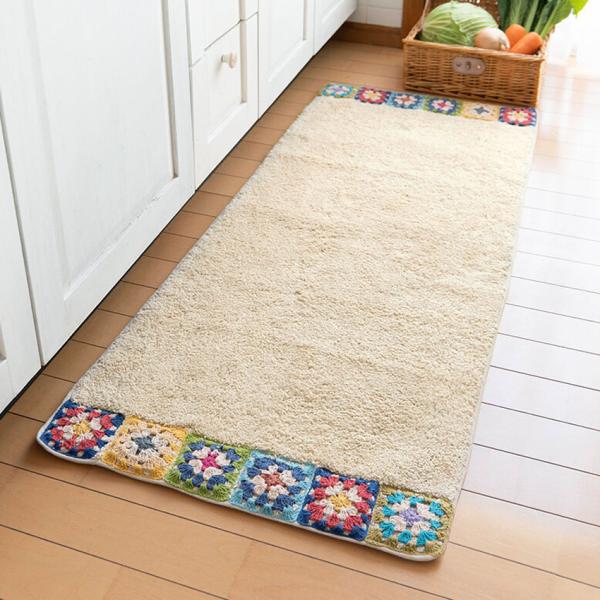 キッチンや玄関など、お部屋の雰囲気を明るくするクロシェットマットです。お花のようなかぎ針編みモチーフがかわいいインテリアファブリックシリーズ。サイドのクロシェ編みがポイントの可愛らしいマットです。どこか懐かしさやレトロな雰囲気も感じられる、...