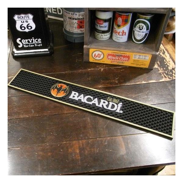 バーやダイニングなどオシャレなキッチンアイテムならこのバーマット。車のダッシュボードに小物を並べたりしてもオシャレです。カクテルのベース等によく使用される世界最大のラム酒ブランド「バカルディ」のバーマットです。ロゴやマークが浮き上がっており...