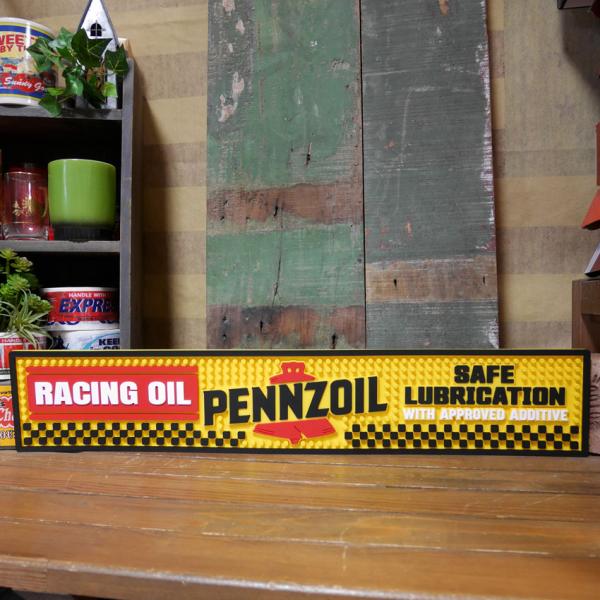 バーやダイニングなどオシャレなキッチンアイテムならこのPENNZOIL（ペンズオイル）のバーマット。柔らかいラバー製で、グラスから垂れてくる滴をキャッチできるようにマット表面が凹凸のある立体構造になっています。重量も有るのでグラスがすべりに...