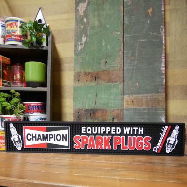 バーやダイニングなどオシャレなキッチンアイテムならこのCHAMPION（チャンピオン）のバーマット。柔らかいラバー製で、グラスから垂れてくる滴をキャッチできるようにマット表面が凹凸のある立体構造になっています。重量も有るのでグラスがすべりに...