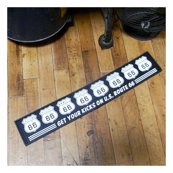 バーやダイニングなどオシャレなキッチンアイテムならこのバーマット。車のダッシュボードに小物を並べたりしてもオシャレです。アメリカン雑貨の定番アイテム、ルート66仕様のデザインで、マザーロードが通過する州の名称が入っています。ロゴやマークが浮...