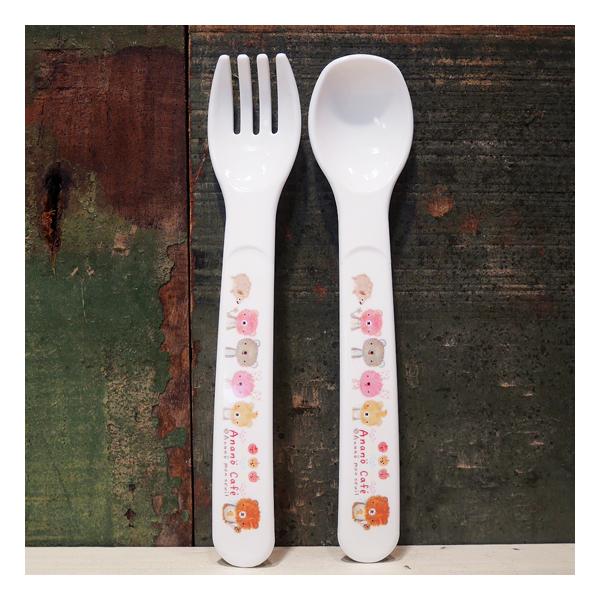 オリジナルベアや小物の制作や、雑誌や書籍での活動、雑貨プロデュースやキャラクターデザインなど、様々な分野で活躍するアーティスト、溝江里映さんが手がけるanano cafe(アナノ・カフェ)のベビースプーン＆フォークです。割れにくく、扱いやす...