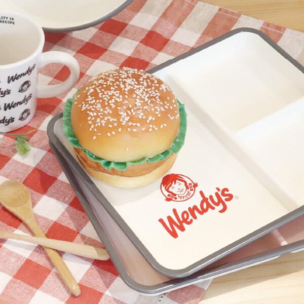 アメリカンポップスタイルが可愛いWendy's(ウェンディーズ)のスクエアワンプレートです。アメリカ創業のハンバーガーを中心とするファーストフード店「The Wendy's Company」（ウェンディーズ・カンパニー）。愛らしい赤色に女の...