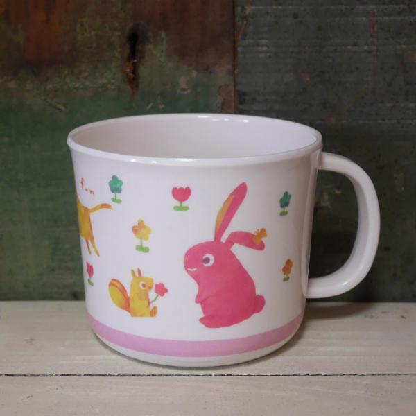 わくわくたのしいごはんの時間をキュートな動物達とすごせる、DECOLE(デコレ)のRegenbogen(レーゲンボーゲン)シリーズです。こちらはカラフルなきょうりゅうの柄が入ったメラミンカップです。メラミン製なので割れにくく、小さなお子様で...