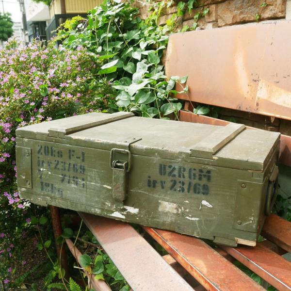 チェコ軍で実際に使われていたグレネードボックスです。外装はオリーブカラーに塗装されています。両サイドには取っ手が備わっています。いい感じに使いこまれた傷や擦れなど、味のある仕上がりになっています。ミリタリーフリークの方にはおすすめしたいアイ...