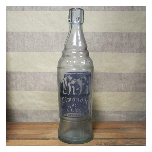 ヨーロッパで実際に売られていた、1950年代の飲料水、HI-FIのアンティークドリンク瓶です。レトロな雰囲気とマッチし、インテリアに最適です。※商品の状態はユーズド品の為、ペイントロスや小傷、汚れ具合など、1つ1つ違いがございます。予めご了...