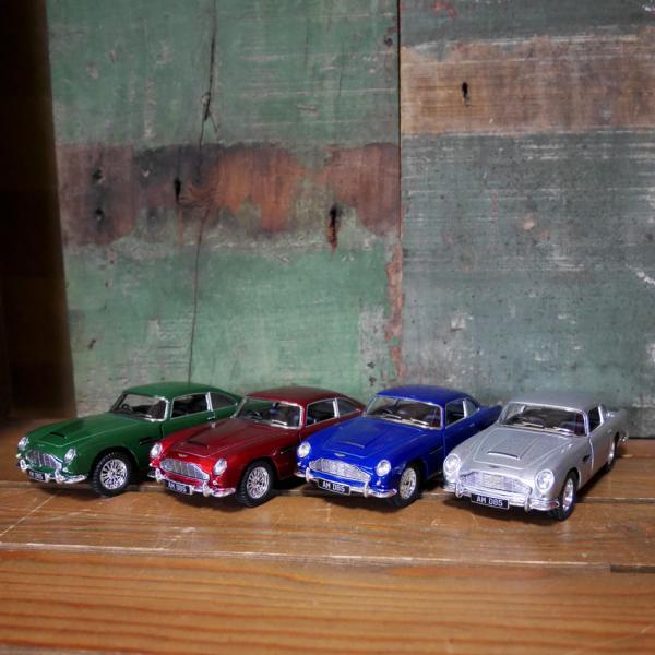 1963年から1965年にかけて生産された、アストンマーティン・DB5がモデルのダイキャストミニカーです。映画007にも登場した名車で、ファンにお勧めしたいアイテム。お子様はもちろん大人の方も、お部屋のインテリアとしても楽しんでいただけます...