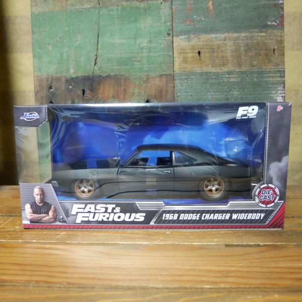 クオリティーが高く人気なJADA TOYSの1/24サイズのDOM's 1968 DODGE CHARGER WIDEBODYです。左右ドア、フロントなどの開閉が可能で、ミニカーが好きな方におすすめ。ワイルドスピードに登場するクルマが1：2...