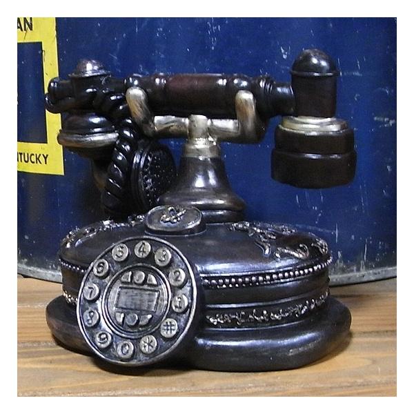 アンティーク仕上げのレトロな電話機がインテリア貯金箱になりました。ノスタルジーでオールドアメリカンな雰囲気を漂わせます。お部屋のインテリアやプレゼントにも最適です。サイズ：高さ120×幅150×奥行120mm(約)素材：レジン