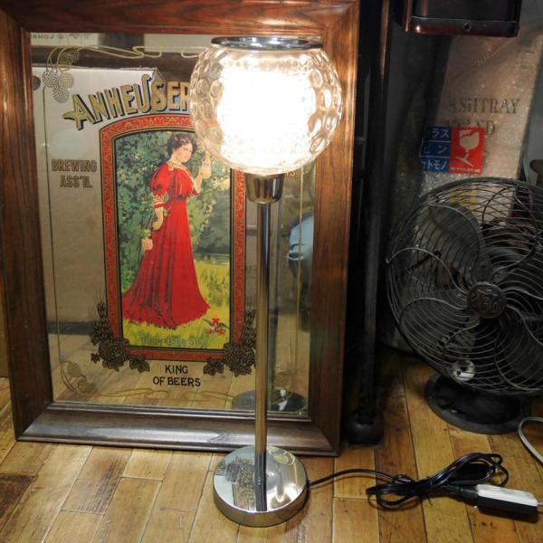 レトロ感のある装飾ガラスがおしゃれなスタンド灰皿です。ポテッ！とした厚めのガラスでフォルムもかわいい！スイッチを入れるとスタンドライトになります。灰皿部分は取り出して吸殻を捨てられるようになっています。※外箱無し、デッドストック品のためセー...