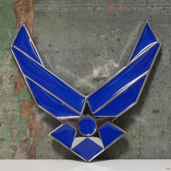 アメリカンな雰囲気たっぷりの、AIR FORCE(エアフォース)のスチールステッカーです。アメリカ空軍の象徴エアフォースワンの、重厚なブルーが特徴的なステッカー。車体やツールボックスなど、オシャレなステッカーで自分だけのオリジナルグッズに大...