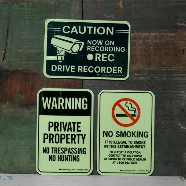 夜間でも目立つこと間違いなしの蓄光ステッカーです。アルミ製で扱いやすく、裏面は3M社製のステッカー仕様。粘着力が強力なので、使用する際には充分に注意してご使用下さい。サイズ：幅73×高さ110mm（約）素材：アルミ製※こちらの商品は配送方法...