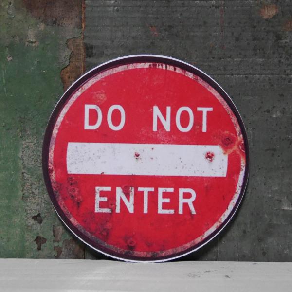 大人気USED看板テイストのPVCステッカーです。車やお気に入りのツールボックスに貼り付けて、自分だけのオリジナルグッズに改造してください。こちらは外でも貼っていただける防水タイプのステッカーです。塩ビ製なので剥がすときも紙のシールのように...