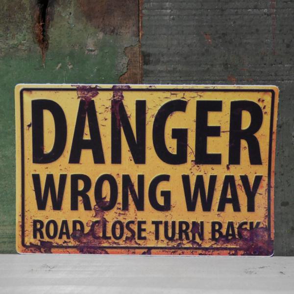 大人気USED看板テイストのPVCステッカーです。車やお気に入りのツールボックスに貼り付けて、自分だけのオリジナルグッズに改造してください。こちらは外でも貼っていただける防水タイプのステッカーです。塩ビ製なので剥がすときも紙のシールのように...