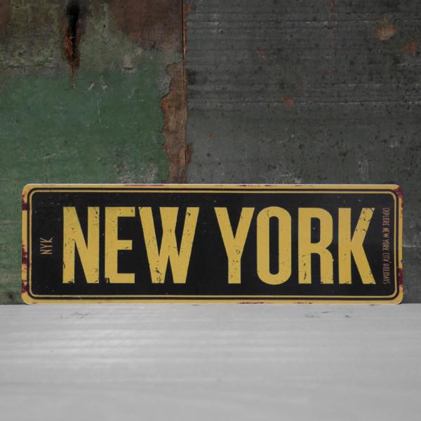 大人気USED看板テイストのPVCステッカーです。車やお気に入りのツールボックスに貼り付けて、自分だけのオリジナルグッズに改造してください。こちらは外でも貼っていただける防水タイプのステッカーです。塩ビ製なので剥がすときも紙のシールのように...