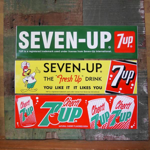 アメリカン雑貨の王道セブンアップの、発色が綺麗なバンパーステッカーです。どこか懐かしいアメリカンな雰囲気のステッカー。カバンやツールボックスなどお好きなトコロにペタペタっと貼っちゃってください。サイズ：縦76×横279mm（約）素材：ポリ塩...