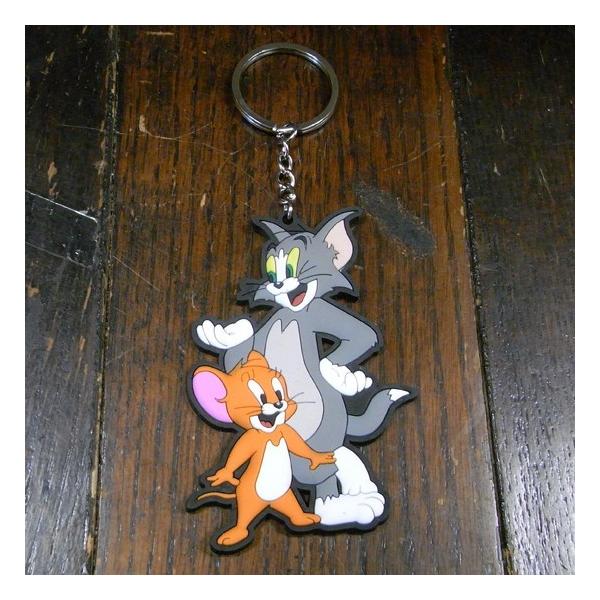 長年多くの人に愛され続けるトムとジェリーのラバー製キーホルダーです。お家のカギや車のカギなど、目印になる好きなキャラクターやロゴマークを付けてみてはいかがでしょうか？ラバー製なので車のカギに付けてもドアが傷つく心配もありません。半面が立体に...