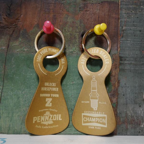 ALL真鍮製にこだわった靴べら SHOEHORN KEY RINGです。1960-70年ごろ靴メーカーなどがノベルティグッズで配っていたビンテージアイテムの復刻版。そんなビンテージと全く同じ製法で作った、こだわった一品です。真鍮には銅も多く...