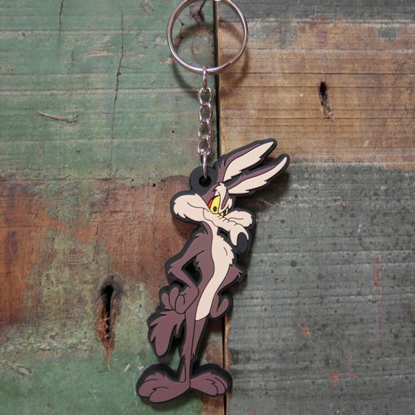 アメリカをはじめ世界中で大人気ルーニーテューンズのキャラクター、ワイリーコヨーテのラバー製キーホルダーです。エンボス仕様の立体的な作りになっています。男性でも女性でも、お気に入りのカバンや自宅用の鍵など他人と差が出るおしゃれなワンポイント！...