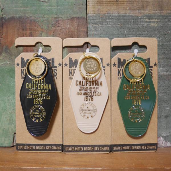 1960〜1980年代頃にアメリカのホテルやモーテルで実際に使われていたキーホルダーの復刻デザインです。印刷がホットスタンプになっているので、プリント文字が凹凸があり存在感があります。デザインを集めて壁にかければまさにアメリカのホテルのロビ...