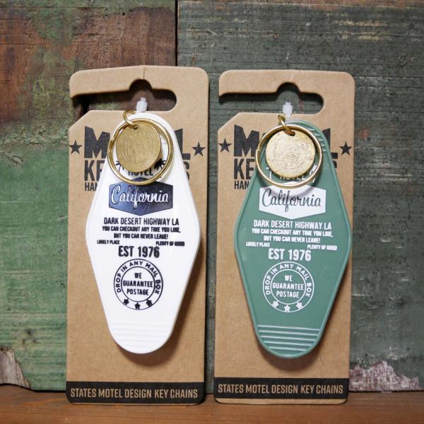 人気のビンテージスタイルモーテルキーホルダーのホテルカリフォルニアデザインです。印刷がホットスタンプになっているので、プリント文字が凹凸があり存在感があります。デザインを集めて壁にかければまさにアメリカのホテルのロビーのような雰囲気になりま...