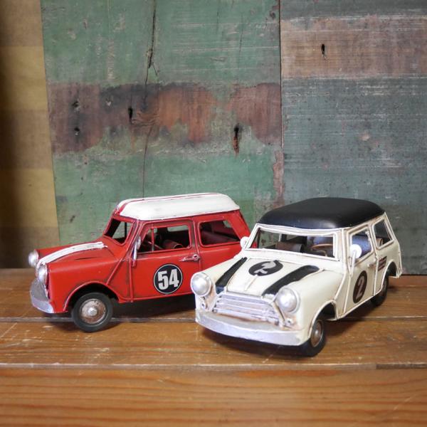 どこか懐かしいデザインで好評の、ノスタルジックデコシリーズのレーシングカーです。ビンテージ加工されたアイアン製のミニチュアは、愛嬌があってインテリアのアクセントになります。戸棚やちょっとしたスペースに置くだけでふっと懐かしく和む空間に…玄関...