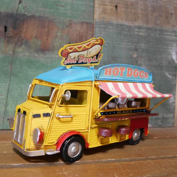 どこか懐かしいデザインで好評の、ノスタルジックデコシリーズのホットドッグ屋さんのフードカーです。ビンテージ加工されたアイアン製のミニチュアは、愛嬌があってインテリアのアクセントになります。戸棚やちょっとしたスペースに置くだけでふっと懐かしく...