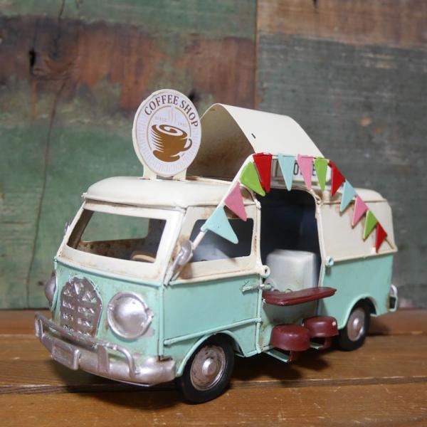 どこか懐かしいデザインで好評の、ノスタルジックデコシリーズのコーヒーショップのフードカーです。ビンテージ加工されたアイアン製のミニチュアは、愛嬌があってインテリアのアクセントになります。戸棚やちょっとしたスペースに置くだけでふっと懐かしく和...