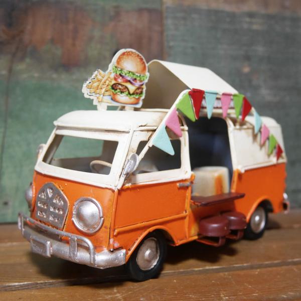 どこか懐かしいデザインで好評の、ノスタルジックデコシリーズのハンバーガーショップのフードカーです。ビンテージ加工されたアイアン製のミニチュアは、愛嬌があってインテリアのアクセントになります。戸棚やちょっとしたスペースに置くだけでふっと懐かし...