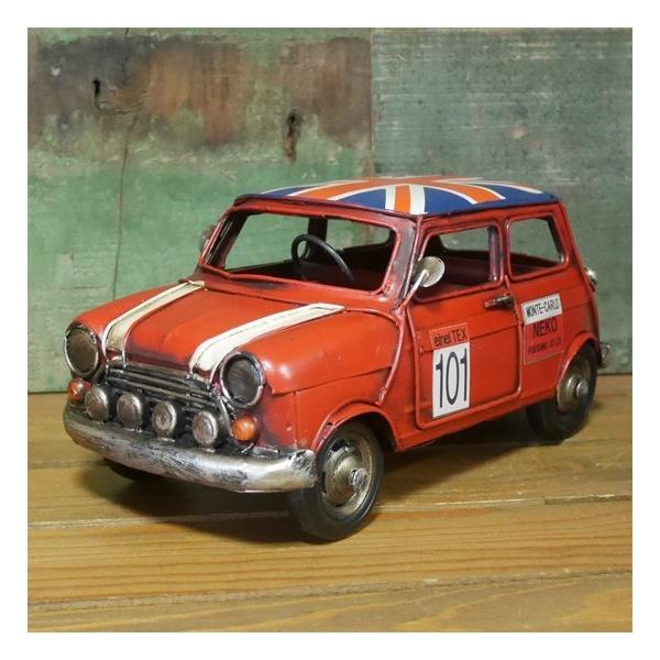 ブリキの素材感がカッコいい、アンティークな風合いのミニクーパータイプのブリキ製自動車です。ミニクーパーではお馴染みのイギリス国旗に、伝統と愛らしさを感じられます。サイズ感もなかなか良く、お手頃価格で、ブリキのおもちゃが好きならおすすめのアイ...
