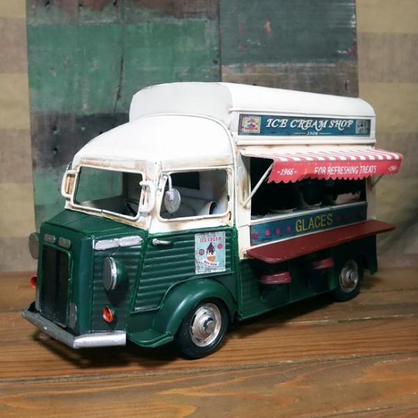 ブリキの素朴感が味のあるアイスクリームを売る移動販売車です。移動販売車ならではのおしゃれさと、ブリキの味わい深い雰囲気が存分に楽しめます。サイズ感もなかなか良くお手頃価格で、ブリキのおもちゃが好きならおすすめのアイテムです。ノスタルジーな置...