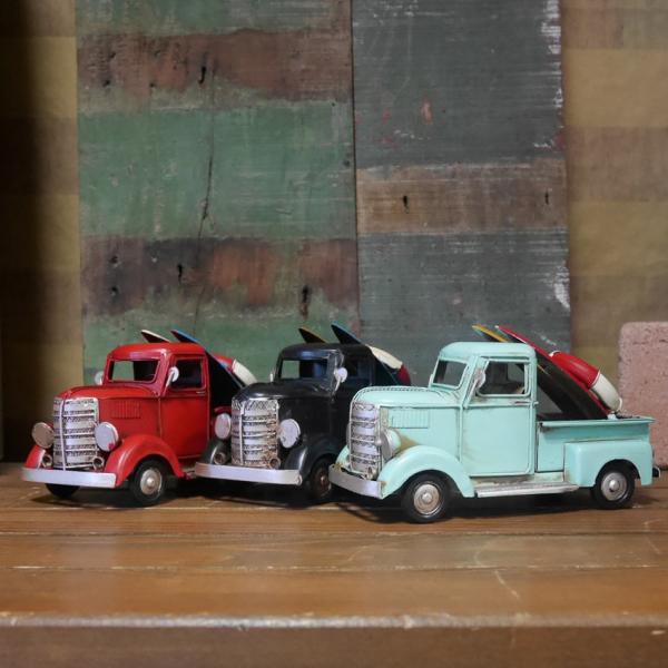 どこか懐かしいデザインで好評の、ノスタルジックデコシリーズのサーフトラックです。ビンテージ加工されたアイアン製のミニチュアは、愛嬌があってインテリアのアクセントになります。戸棚やちょっとしたスペースに置くだけでふっと懐かしく和む空間に…お部...