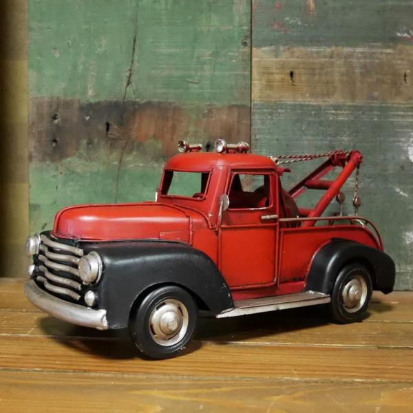 ブリキで出来たアンティークな風合いのレッカー車で、ブリキの素朴感がかっこいいブリキカーシリーズです。年代物の車やクラシックカーが好きな人にはたまらないハイクオリティな逸品。ブリキの味わい深い雰囲気が存分に楽しめます。コレクションやオシャレな...