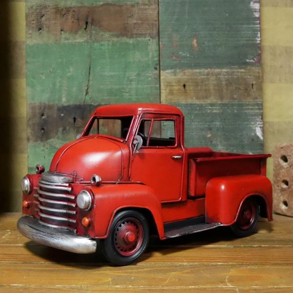 ブリキで出来たアンティークな風合いのトラックで、ブリキの素朴感がかっこいいブリキカーシリーズです。年代物の車やクラシックカーが好きな人にはたまらないハイクオリティな逸品。ブリキの味わい深い雰囲気が存分に楽しめます。コレクションやオシャレなイ...