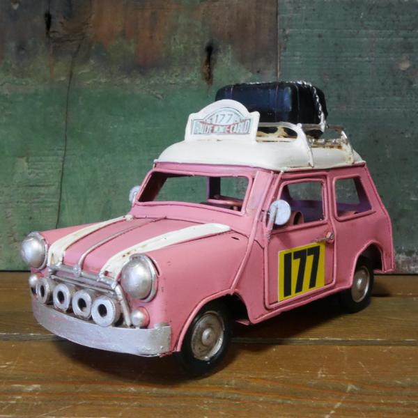 アンティーク風に仕上げられたミニクーパータイプのブリキの自動車。味わい深いインテリア小物としてお部屋を演出します。サイズ：高さ98×幅160×奥行80mm(約)素材：鉄