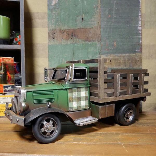 クラシックなフォルムとカラーリングが目を惹く、レトロなスチール製オブジェのグリーンウッドトラッカーです。木の温もりを感じさせるノスタルジックなトラックがご自宅やお店のシンボルとして佇みます。ツリーの傍、窓際やキャビネットの上に置いたり、トラ...