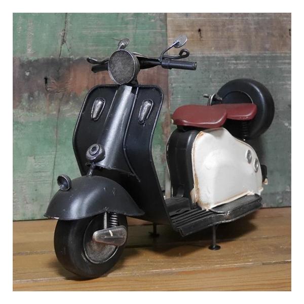 レトロな雰囲気とブリキの素朴感がカッコいい、ベスパタイプのブリキのバイクです。サイズ感もなかなか良く、お手頃価格で、ブリキのおもちゃが好きならおすすめのアイテムです。どこかレトロでノスタルジーな雰囲気があり、ショップやお部屋のインテリアや、...