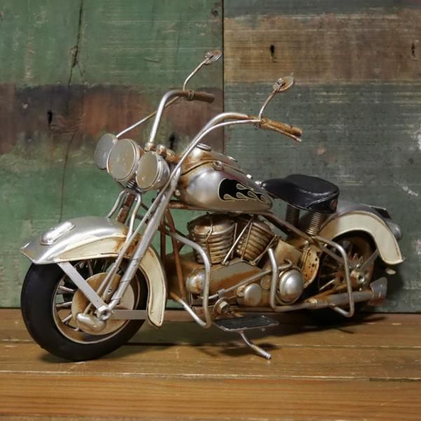 レトロな雰囲気とブリキの素朴感がカッコいいブリキのオートバイSILVER FOXです。レトロな空間を演出するには最高のアイテムです。ノスタルジーな置物を、お部屋のアクセントとして飾ってみてはいかがでしょうか。ブリキの味わい深い雰囲気をどうぞ...