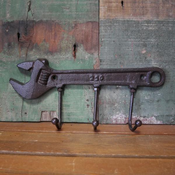 男心をくすぐるユニークなフックハンガーです。鋳造で加工した立体感のある、本物の工具のような仕上がり。ガレージインテリアやインダストリアルな男前インテリアのワンポイントアイテムとしておすすめです。サイズ：縦130×横235×奥行50mm(約)...