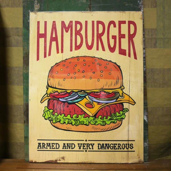 ユーズドアンティークのような仕上げのハンバーガーの木製看板です。お店やお家のドア、玄関、リビングにいかがですか？サイズ：幅300×高さ400×奥行10mm(約)素材：圧縮木材