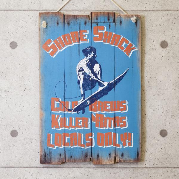 ハワイアン、西海岸風なインテリアにおすすめな、ウッドボードSHORE SHACKです。アンティークなユーズドのような仕上げになっています。壁掛けですので裏側にフック穴と麻紐が付いています。お店やお家のドア、玄関、リビングにいかがですか？※設...