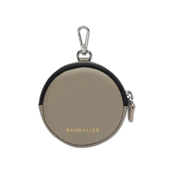 【セレブ愛用者急上昇中のiPhone専用アクセサリーブランド BANDOLIER】開口部は開けやすいジッパー式。背面中央のクリップ式留め具で簡単にケースやバッグに取り付けできます。小銭、リップクリーム、その他の日常の必需品を持ち運ぶのに最適...