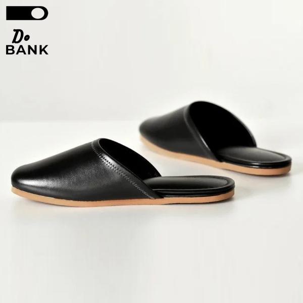 人気の「BANK」シリーズは、本革ではなくあえて合成皮革製で、ピアノのような艶感と軽やかさと、上品な箔押しロゴが魅力。シンプルでクセのない、スタンダードなデザインのスリッパをつくりました。ホテル向けなどの業務用スリッパを専門に製造している工...