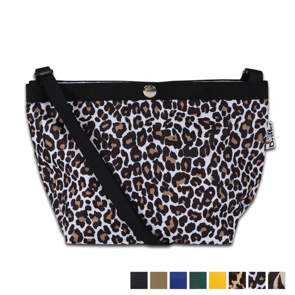 横長(舟形)のフォルムと細めのショルダーストラップが様々なスタイリングに馴染むシンプルで使いやすいショルダーバッグ。内部には貴重品や携帯電話の収納に便利なオープンポケット、また天面は開閉のしやすいスナップボタン式とデイリーユースを想定して最...