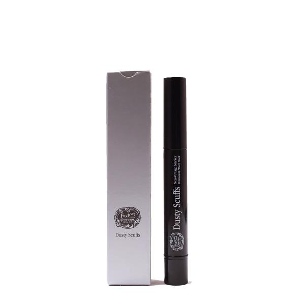 【ヴィンテージスニーカーのシューレースを経年劣化や色あせ具合など忠実に再現し展開する Foxtrot Uniform】FOXTROT UNIFORMのヴィンテージマーカー「DUSTY SCUFFS」。スニーカーの表面についている汚れをふき取...