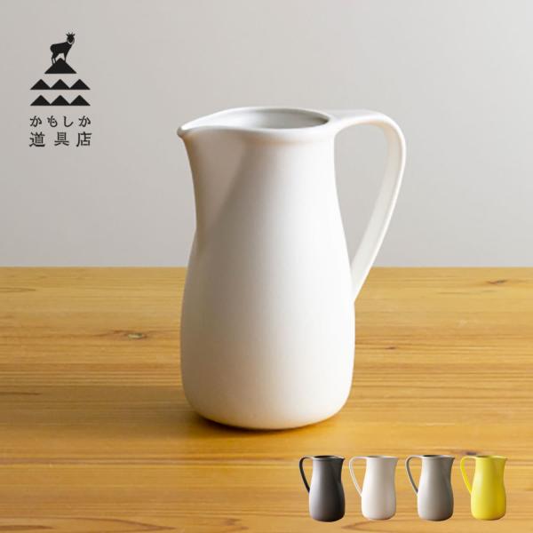 【三重県菰野町にある萬古焼の窯元、山口陶器が立ち上げた産地ブランド かもしか道具店】お茶やジュース、差し水にピッタリなピッチャー L。Lサイズは1350mlの容量です。持ち幅が広く、持ちやすい取っ手で、注ぎやすい注ぎ口になっています。底がし...