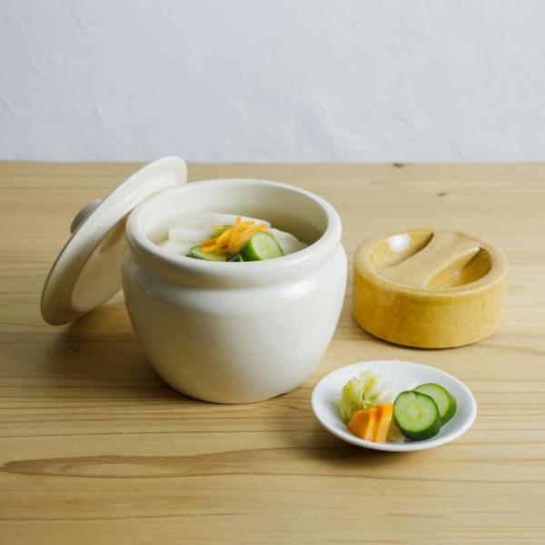 【三重県菰野町にある萬古焼の窯元、山口陶器が立ち上げた産地ブランド かもしか道具店】おいしい漬物をつけるのにぴったりサイズの漬物石がついた浅漬けをつけるための壺。誰でもお手軽に発酵生活をはじめられるレシピ付きです。漬物に重しを乗せることで、...