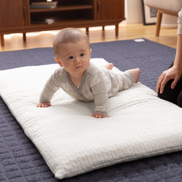 爆買【心地よい暮らしを実現する寝具ブランド mofua】もこもこキルティング加工が施されたmofua(モフア)のイブルベビーマット。コットン100%で、もこもこキルティング加工は可愛く、立体感のある肌触りが優しく心地よくなっています。固綿が...