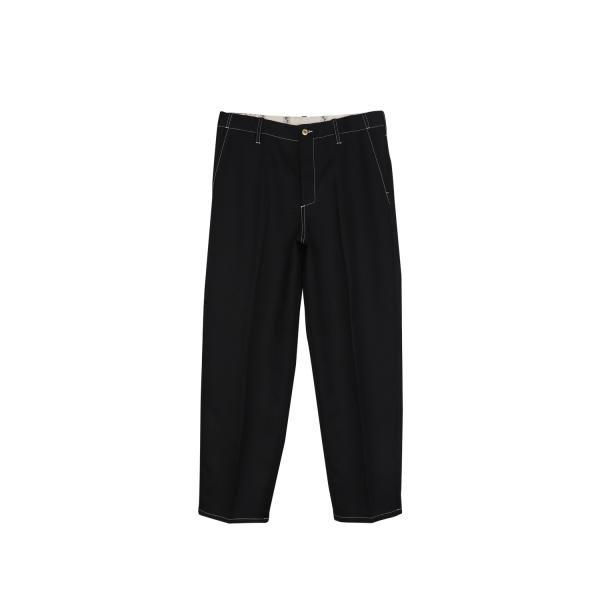 【ハードでリーズナブルなアイテムを１世紀近くに渡り拘って追求し続けているブランド UNIVERSAL OVERALL】ドライサージ生地を使用したポリエステル素材のスタンダードパンツです。サラッとした質感に加え、適度な光沢がおしゃれです。カジ...