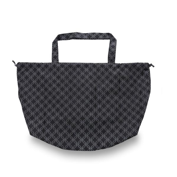 【「シンプルこそ美しい」を追求した、トレンドに左右されないブランド Y’SACCS】突然の雨でもこちらのカバーをお持ちのバッグにかけることで、濡らさずにお使い頂けるレインバッグカバーです。折り畳んでバッグの中で場所をとらずに収納できるので、...